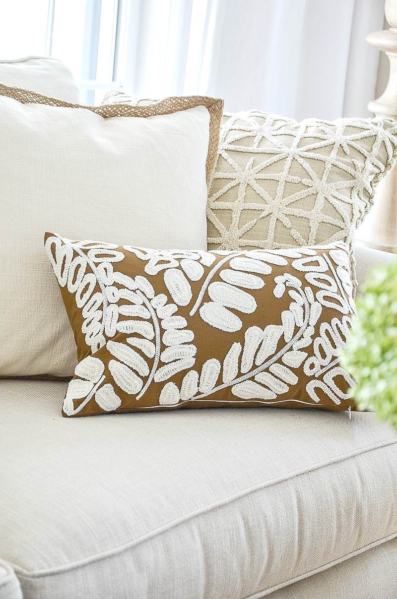 A CASUAL PILLOW ARRANGEMENT YOU SHOULD TRY - StoneGable