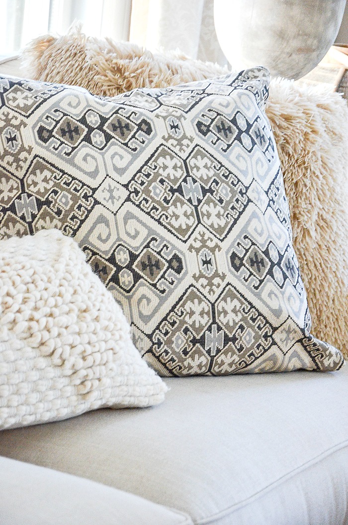 5 NO-FAIL TIPS FOR ARRANGING PILLOWS - StoneGable