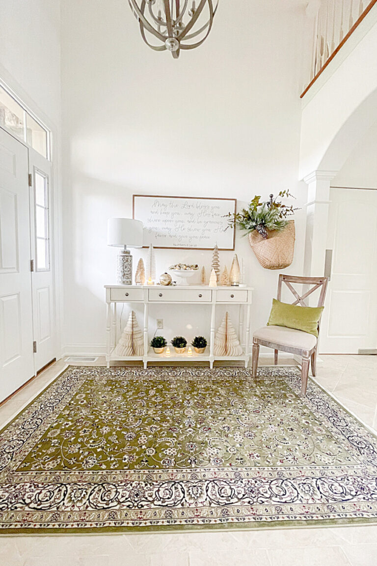 FESTIVE CHRISTMAS FOYER DECORATING IDEAS - StoneGable