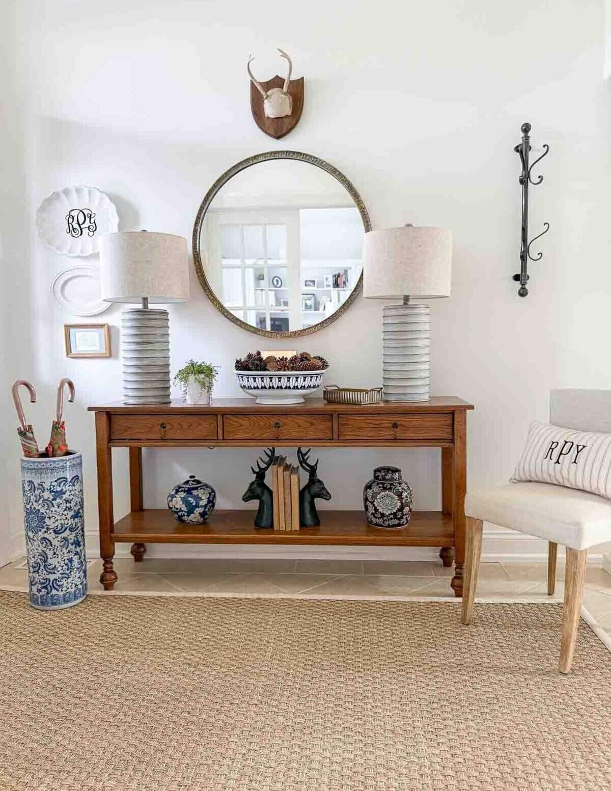 Winter Foyer Decor: How to Create a Warm Welcoming Entryway After ...