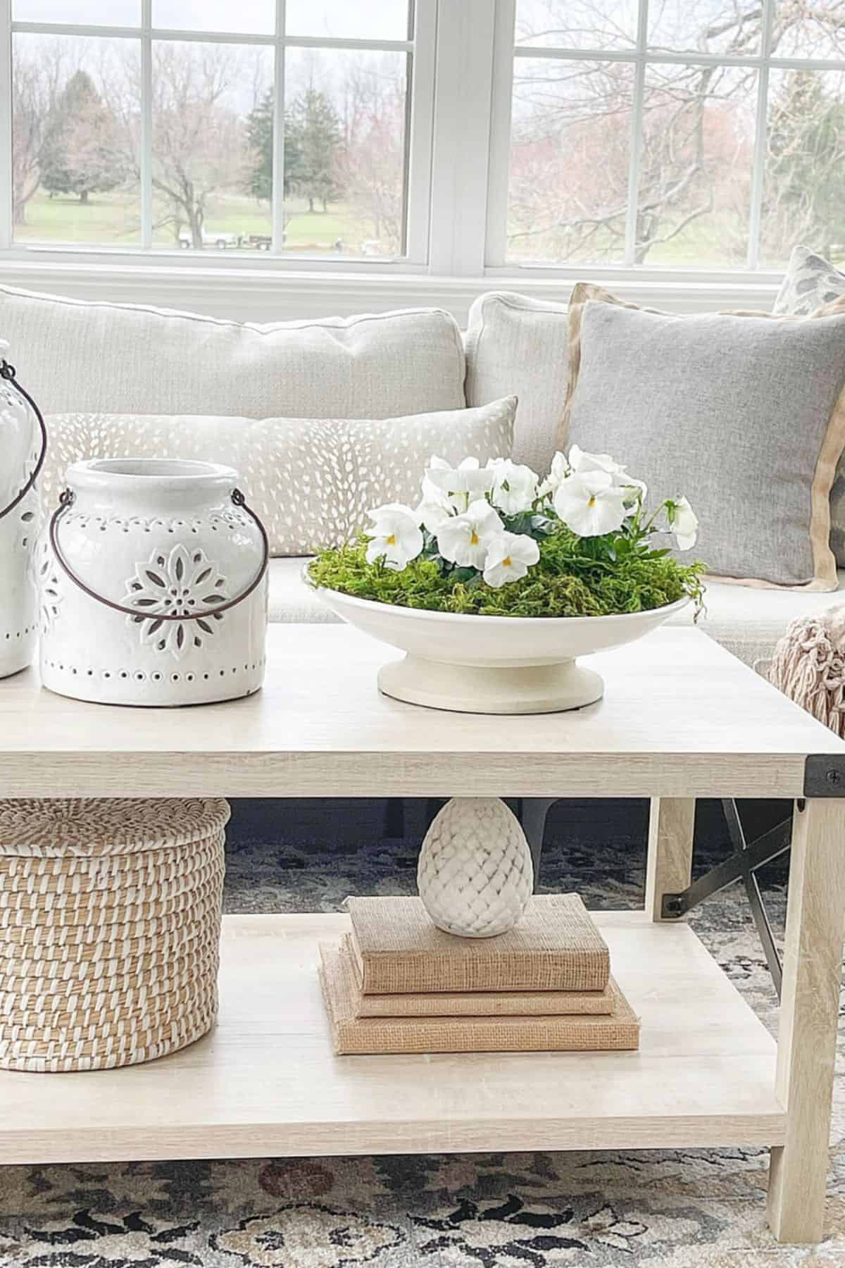 60+ Easy Centerpiece And Table Styling Ideas - StoneGable