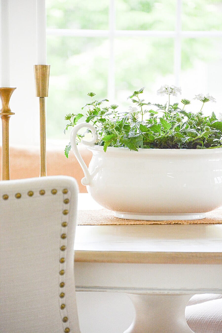 60+ Easy Centerpiece And Table Styling Ideas - StoneGable