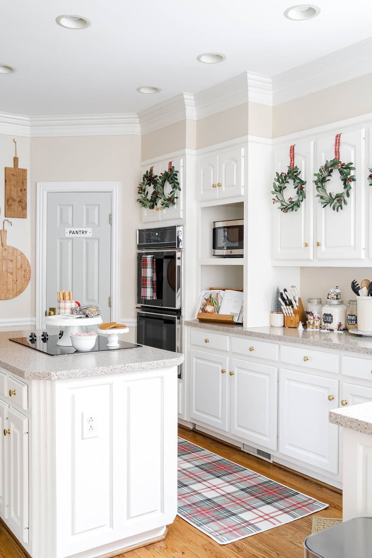 Christmas Kitchen Decor + Holiday Tablescape + Decorations ...